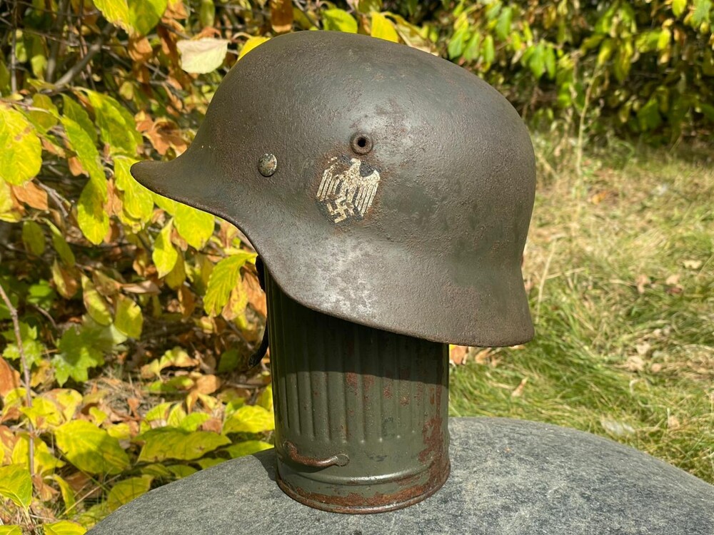 Wehrmacht helmet M40 + gasmask canister from Murmansk